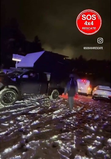 27-12-2025 Cataluña Nevadas intensas y situaciones excepcionales ❄️ Pese a las recomendaciones de Protección Civil de evitar circular durante episodios de nieve y de llevar neumáticos adecuados, más de 30 vehículos quedaron atrapados en un puerto de montaña, en la Collada de Toses. La acumulación de nieve bloqueó el acceso a quitanieves y servicios de emergencia, complicando aún más la situación. Ante este escenario, Donde intervenimos para auxiliar a los vehículos , personas y Junto a Bomberos 