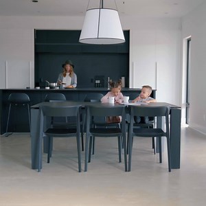 🇮🇹I nostri tavoli creano lo spazio per ogni occasione. Anche quelle più inaspettate. 🌏Our tables create space for every occasion and every guest. | Calligaris