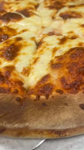 Our classic cheese and tomato 🍅 pizza made from scratch delivering now guys give them a try ☎️01495 313650 #pizzalovers #brynmawr #familyrunbusiness | Munchies Brynmawr Est 1994