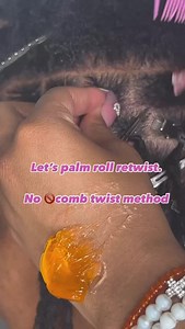 Let’s palm roll🤲🏾🩷:::::::⬇️ Disclaimer: Always twist with the same way the loc is going!🙂‍↕️ If a set is going to the left do all steps that way, going right ? then let’s do the following1️⃣2️⃣3️⃣. 1️⃣Spary section with water 💦! Part your loc section as the row! Begin starting with the loc on the left working your way to the right. 2️⃣Once your loc is parted TAPP product into the hair ( a little truly goes a long way once it’s twisted) grab the preped loc and twist at the new growth towards