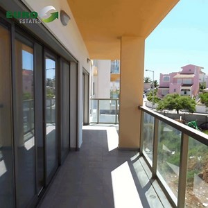 Localizado na urbanização Quinta do Amparo, em Portimão, a 10 minutos a pé da Praia da Rocha, em zona calma e tranquila com comércio, serviços e escolas nas imediações. Não perca a oportunidade de adquirir este fantástico T3, em que dois dos quartos são em suite, sala, cozinha completamente equipada com terraço e zona de lavandaria, varandas e garagem box.  ✅ Saiba mais em www.euroestates.pt | Euro Estates, Leilões Imobiliários | Facebook
