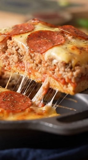 12K views · 12 reactions |  53g Protein Crustless Pizza Pie – Cheesy, Meaty & Low-Carb Power!  All the pizza flavor you love—without the crust, but with a serious protein punch! Ingredients 1 lb ground chicken or turkey 4 large eggs 1 cup cottage cheese 1 cup shredded mozzarella 1/4 cup grated Parmesan 1/2 cup pizza sauce (sugar-free) 1 tsp Italian seasoning 1/2 tsp garlic powder Salt & pepper to taste Pepperoni or toppings of choice | Unique Recipes | Facebook