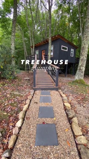 Did you know that we are located less than 2.5 hours from Charolette, Greenville and Knoxville? Escape the big city life and come experience some mountain solitude✨🍃 #treehouse #cabin #cabininthewoods #cabininthemountains #escapethecity #nature #getoutside #outdoors #tennessee #greenvillesc #charolettenc #knoxvilletennessee #glamping #glampingnotcamping #treehouses