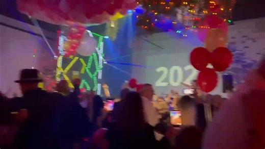 HA HA ma chum Annie Marie Nolet a pris cette vidéo du ballon drop "fail" lol! Trop drôle je t'aime ma chum xxxx Bonne année tout le monde, ya jamais rien de parfait dans la vie mais au tant que on est entouré de bonnes personnes toute va bien aller! Merci à tous le monde pour cette belle soirée vous étes vraiment les MEILLEURS FOLLOWERS AU MONDE! Sans vous on serait rien xxxxxx --- Haha, my friend Annie Marie Nolet took this video of the balloon drop "fail" lol! So funny, I love you my friend xx