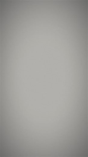 💌 on Instagram: "@aesthetic_vibes.43 follow for more . . . . 2006년 개봉한 영 (Labyrinth)은 단순한 판타지 모험을 넘어, 성장과 선택, 그리고 내면의 용기를 그린 작품입니다. 화려한 미 로와 마법적 생물들 사이에서도, 영화는 끊임없이 “과연 진정한 길은 어디인가?”라는 질문을 던집니다. 복잡하게 얽힌 길과 신비 로운 공간 속에서 주인공 사라가 맞닥뜨리는 도전은 관객의 긴장 을 끝까지 유지하게 합니다. 사라가 동생을 구하기 위해 미로를 헤치고 나아가는 과정은 단순 한 모험을 넘어선 자기 발견과 심리적 성장을 담고 있습니다. 특 히 어둡고 좁은 통로, 반짝이는 환상 속 생물, 그리고 불확실한 길의 선택은 말없이도 긴장과 설렘을 전달하며, 조용한 순간일수 록 모험의 무게가 더 깊게 다가옵니다. 영화의 분위기를 완성시키는 것은 신비롭고 몽환적인 음악과 세 심하게 디자인된 미로의 시각적 요소입니다. 음악과 장면은 관객 을 마치 사