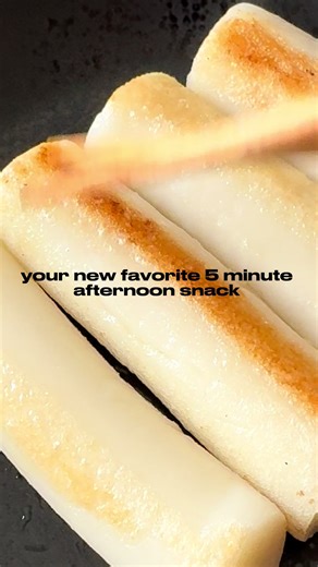 Chewy, sweet & impossibly addicting. It takes 5 mins & 3 ingredients to make your new favorite afternoon snack 🤍 #korean #food #recipe #ricecake #snack