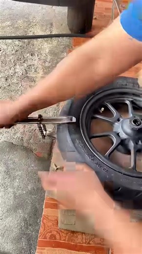 Easy tire removal tip using chain tool #shorts #mechanic #autorepair