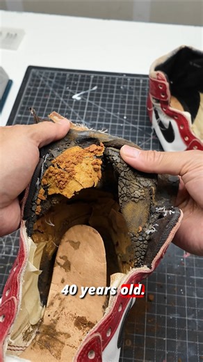 The ankle padding has been rebuilt with new EVA foam that is soft, durable and supportive. This ensures the collars hold its shape. The soles were swapped to increase traction and increased tread wear. This includes a new polyurethane encapsulated air unit for comfort. | John Manalo