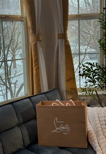 Just call me Mrs. Red Bottoms • The snow falling in the background 🥹❄️🤍 @Christian Louboutin 👠 #fyp #unboxing #luxuryunboxing #missz #christianlouboutin