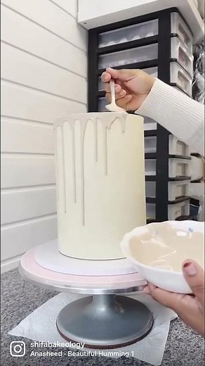 Cake Decorating: Creating a Drip Effect on a Tall Cake#cakedecorating #dripcake