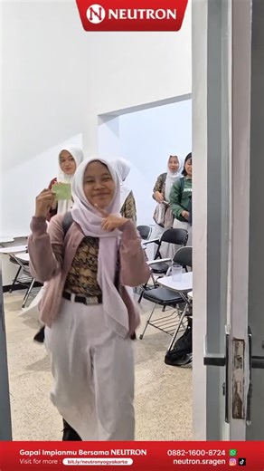 Neutron Sragen on Instagram: "Gantungkan mimpimu setinggi langit, tapi jangan lupa tuliskan dan aminkan di Neu-Wish! ✨ Satu langkah lebih dekat dengan impian melalui doa dan usaha. 🕊️ Melihat semangat teman-teman di Neutron Sragen membuat yakin kalau masa depan itu cerah. Setiap coretan di kertas ini adalah langkah awal menuju impian yang jadi kenyataan. ✍️🌟 Senangnya melihat tawa dan harapan teman-teman Neutron. Mari kita berjuang bersama untuk mewujudkannya satu per satu! 💪❤️ 📍 Kunjungi ka