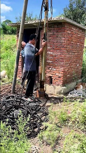 The process of using a track and a rope to lift the pump of the well