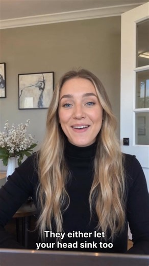 Derilo Pillow For Back Pain? Here is why your neck position matters for your spine 🦴 If you are struggling with lower back pain, the last thing you might think to change is your pillow. However, your spine is a connected chain. When your neck is out of alignment at the top, your lower back often overcompensates at the bottom. This "chain reaction" is why many people find that a more supportive headrest, like the Derilo Ergo Pillow, actually helps soothe discomfort throughout their entire back. 