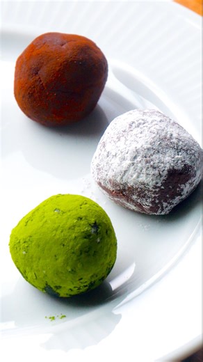 Tasty Japan-人気No.1簡単料理・幸せレシピ on Instagram: "【え、豆腐で作ったの？】簡単で失敗なし！ヘルシーなトリュフチョコレシピ / Tofu Chocolate Truffles @tastyjapan 他のレシピもチェック！ 8〜10個分 材料： 高カカオチョコレート 50g 絹豆腐 80g 【A】グラニュー糖 20g 【A】ココアパウダー 小さじ1 【B】ココアパウダー 適量 【B】抹茶パウダー 適量 【B】粉砂糖 適量 作り方： ① 耐熱ボウルに高カカオチョコレートを割り入れて600Wの電子レンジで30秒加熱する。混ぜたら同様に加熱して溶かす。 ② 別のボウルに絹豆腐を入れてなめらかになるまで混ぜる。①を加えて混ぜたら【A】を加えてさらに混ぜる。 ③ 食べやすい大きさに丸めて【B】をそれぞれまぶしたら、完成！ === Tofu Chocolate Truffles 8 to 10 truffles INGREDIENTS 50g high cacao chocolate 80g tofu (soft) A 20g granulated sugar 