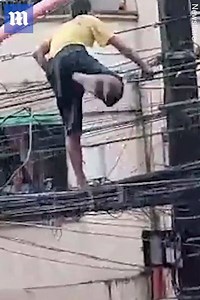 And the father of the year award goes to… This man! 😱👏 via Newsflare | Daily Mail Video