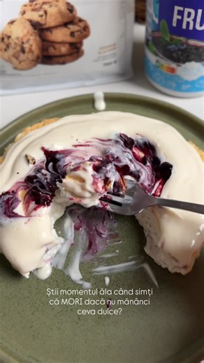 Ana Ionita on Instagram: "Știi momentul ăla când simți că MORI dacă nu mănânci ceva dulce? Avem nevoie de 4 albușuri de ou – poți folosi și albușuri la sticlă sau să separi ouăle. Le batem spumă cu un praf de sare, până devin atât de tari încât nu cad din bol. Adăugăm o lingură de amidon de porumb, mai mixăm puțin și mutăm totul într-o tavă unsă cu ulei de măsline sau ulei de cocos. Nivelăm bine, cât mai rotund și compact si bagam tava la cuptor: 150 de grade, 12–15 minute. Între timp, topping-u