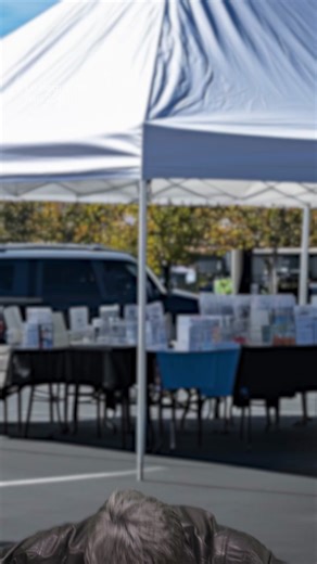 On annonce le plus grand événement de la planète en 1999! 🧨💻😅 💻 Le bogue de l'an 2000 | En ligne le 6 décembre sur notre plateforme vidéo #bogue #humour #y2k #lan2000 #1999