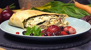 Wir in Bayern | Rezept: Mangold-Strudel mit Feta und Johannisbeer-Zwiebeln