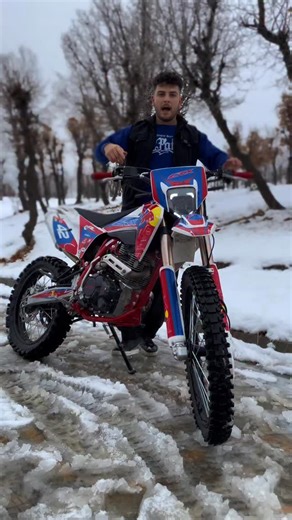 Mahmoody on Instagram‎: "مشخصات این موتور👇 بسمالله الرحمان الرحیم👆 Crx 350cc مدل 2024 تمام سالم چهار سوپاپ 37 اسب بخار کاربراتور مخصوص شیب زنی و پیست و مسیر این موتورا داخل ایران پلاک نمیشوند کل قطعاتشونو خودمون داریم✅ مدارک جفت سویچ❌ قیمت (188)💳 نقدی معاوضه و اقصاط نداریم❌ شماره تماس : 09185228310☎️ محمودی آدرس : کردستان شهرستان بانه بلوار مرز بانان🏔️ #الله #برف #پسر #موتور #اکسپلور"‎