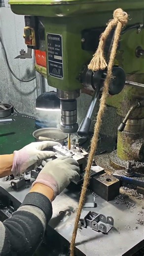 GENIUS Worker Uses Simple Rope to Create AUTOMATIC Machine 🦶
