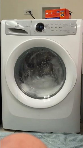 Using bleach and washing machine cleaner to clean the washer ‪@electroluxus‬