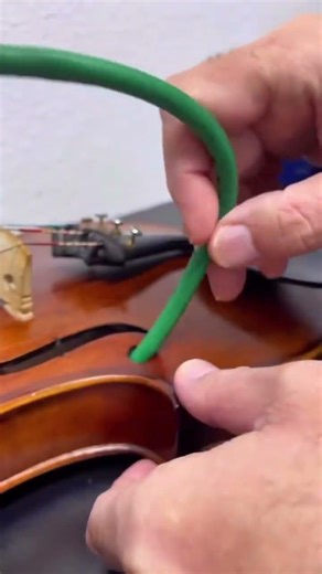 🎻 CUIDAR LA MADERA TAMBIÉN ES CUIDAR EL SONIDO\nEl Dampit ayuda a mantener una humedad estable…