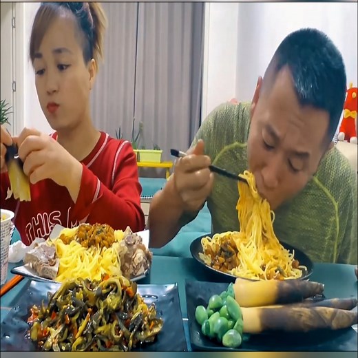 🍜 Noodle Eating Game 🤣 Everyone Smile Nonstop 💞 #fblifestyle #FunnyFamily #FamilyFun #EatTogether #FamilyTime #FoodFun #YummyTime #LaughTogether #FamilyLaughs #MealTime #FoodLove | Yummy ASMR