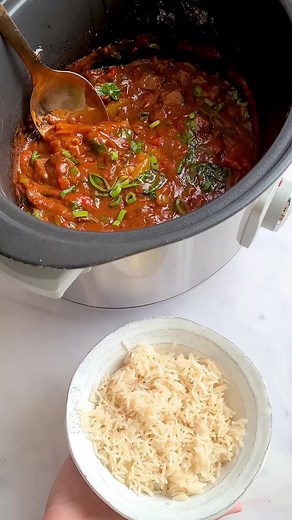SLOW COOKER BEEF CURRY 😍 a super simple recipe that takes 5 minutes to prepare. Recipe in comments 💜 #recipeoftheday #slowcooker #recipes #glutenfree | Becky Excell Gluten Free