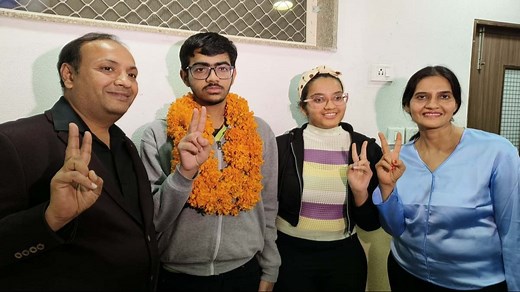 JEE Mains Topper Palaksh: सोशल मीडिया से दूरी-इतने घंटे पढ़ाई... जयपुर के टॉपर ने बताए कैसे मिली 99.99 परसेंटाइल