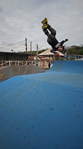Foi Mágico #arthurribeiroinline #rollerfreestyle #skating #roller #rollerblading #patinsstreet #patinsbrasil #patinsinline #patins #viral #brothers #esportes