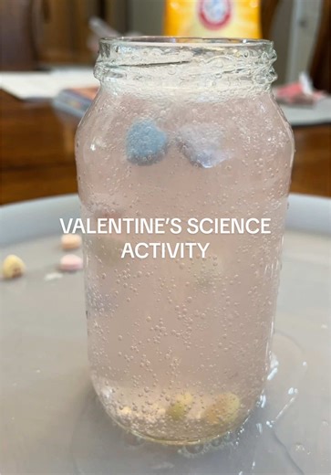 Dancing Hearts 💕 Such a fun and easy science activity! How to: - Fill jar 3/4 way with water - Add a table spoon or baking soda your candy hearts - Once ready add in vinegar to watch the magic #scienceforlittles #scienceforkids #valentinesday #toddleractivities #kidsactivities