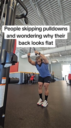 Building that wide, powerful back with controlled cable pulldowns 🔥