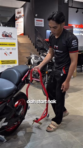 Serdang Motorcycle on Instagram: "Strong build, senang angkat. Paddock stand ni memang rider approved. 💪 #proformance #paddock #paddockstand #serdangmotorcycle #accessories #sparepart #part #motor #motorcycle #viral #garage"