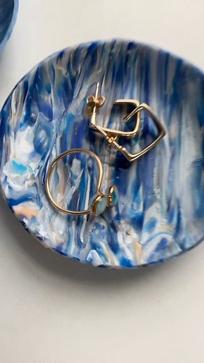 Scraps of scraps came together to make these adorable trinket dishes ✨ Perfect for your rings, earrings and necklaces at your bedtime or by the sink. ------ #scraps #polymerclay #polymerclayearrings #wastenotwantnot #claycreations #polymerclayartist #trinketdish #trinkettray | Camellia Design