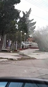 PATRULLEROS CUSTODIAN LA ZONA DE LA "PLAZA DEL ENCUENTRO" Luego de varias peleas en esa zona, la Comisaría de Puerto Deseado puso efectivos policiales para evitar los actos violentos. ¿Servirá de algo la presencia de la ley? 🚨 | PD Digital