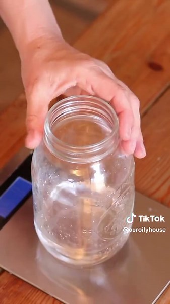 This cold process soap recipe is perfect for beginners! If you want to start on the Soapmaking journey, head to my blog for detailed recipes and instructions. Link in bio.