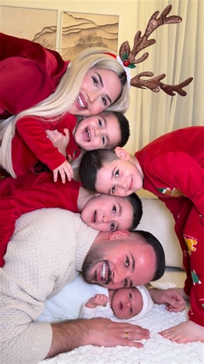 ᴅᴏʀᴇꜱᴀ✨ on Instagram: "Unser traditionelles Video jedes Jahr an Weihnachten 🥹❤️ .. dieses Mal zu 6t!🫶🏼 Merry Christmas an alle die es feiern mit ihren liebsten! Geniest eure Zeit. #family #momlife #foryou"