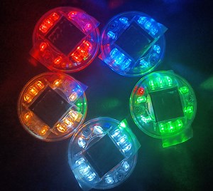 [Hot Item] Easy and Fast Installation Crystal RGB Plastic Traffic Solar Road Stud Divider