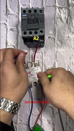 The solid-state relay controls the alternating current contactor SSR-10DA 10A / 250V.