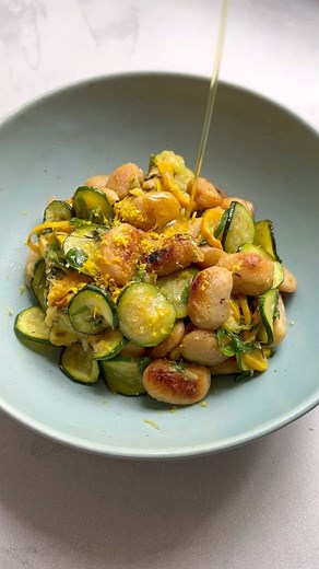 Beth Adamson on Instagram: "Courgette & fried butter beans - a very quick and delicious late summer lunch Recipe Makes 2 portions 2-3 courgettes, thinly sliced into rounds 1 jar @boldbeanco queen butter beans, rinsed in cold water and drained 1 lemon 3-4 sprigs thyme, picked 1-2 cloves garlic, thinly sliced 1 tbsp chopped parsley Olive oil Salt & pepper 1. Colour the butter beans in a frying pan with a little olive oil over a high heat. Stir occasionally until golden and crispy, then set aside 2
