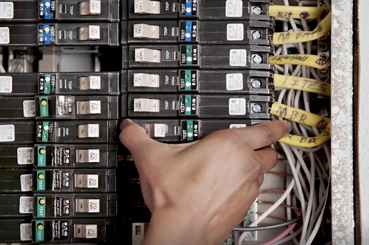 How to Remove a Circuit Breaker Safely