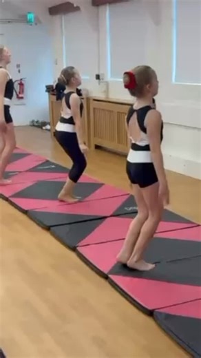 More than tricks… it’s training with purpose 🔥 Our Acro Dance classes are designed to enhance our dancers’ core training, not replace it! At IDA we train in acro dance alongside our dance classes so skills flow seamlessly into choreography. By following the Acrobatic Arts syllabus, our dancers build- ✨ strength ✨ flexibility ✨ control & agility All while learning correct placement & technique, and to blend acro beautifully into dance, not just perform tricks in isolation 🤍 🚨 A few spaces now 