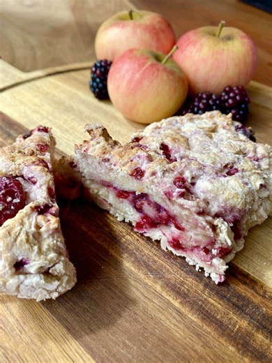 My apple and blackberry Greek yogurt bread recipe serves 1 🍎 60g (3 heaped tbsp) self raising flour (or plain all purpose 1/2tsp baking powder) 🍎 50g (2 tbsp) Greek or soya yoghurt 🍎 2 tbsp grated apple 🍎 Handful blackberries 1️⃣ Grate apple then dab with kitchen paper to remove any excess juice 2️⃣ Mix everything into a bowl to form a soft and smooth dough ball then flatten it a bit with floured hands into a rectangular shape (if it’s too sticky add more flour) 3️⃣ Air fry on 180C for 10-12