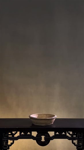 Akiko Family's Garden on Instagram: "Master this vibrant sunflower arrangement tutorial: Chinese floral design secrets for elegant and modern home decor 🌻 Traditional Chinese flower arrangement (Zhongshi Chahua) emphasizes the harmony between bold blooms and delicate lines. Materials used: Sunflowers, Blackberry lilies (Iris domestica), ceramic vessel, and floral shears. This design uses the "gao di cuo luo" (varied heights) technique to create a rhythmic, natural flow and visual depth. Pro tip