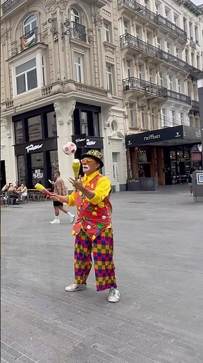 🎭 Colorful Clown Juggler in Brussels 🇧🇪 | Street Show 🎪