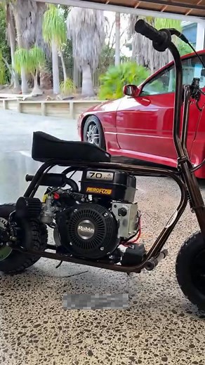 🔥 Meet the Mini Motorbike that rides bigger than it looks. Powered by a 200cc 4-stroke engine with 6.5 HP and a max speed of 45 km/h, it’s built for thrill-seekers of all ages. With hydraulic rear disc brakes, reinforced frame, and Duro studded tires, this little beast delivers serious performance and control. Easy to maintain, easy to ride, and tough enough for flat grass and paved adventures. Ride smart. Ride strong. | Sierra Rossi Patrick