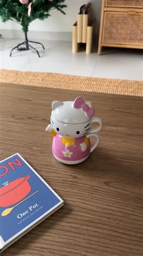 Mg on Instagram: "𓏸𓈒˚₊ ✮( ྀི• ｡ •🫖ς )♡ ₊˚𓈒𓏸 🔎 vintage hello kitty teapot"