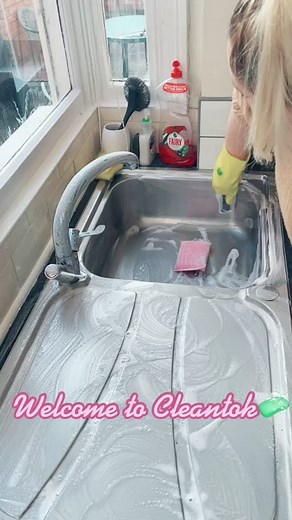 Interact if you love cleaning✨ #cleaning #cleaningtiktok #cleantok #makeitcount #stepintochristmas #JDSmashingIt #MONCLERBUBBLEUP