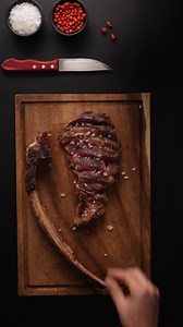 Este Día del Padre no le regales corbata, compa. Regálale lo que de verdad se va a comer. Un Tomahawk de La Elegida, brasas encendidas y el jefe de la casa al mando del asador 🔥 Escríbenos al WhatsApp y te lo mandamos a cualquier rincón de México 🤠 📲 52 55 7947 5131 #DíaDelPadre #PapáParrillero #PuroSonora #LaElegida | laelegidasteaks