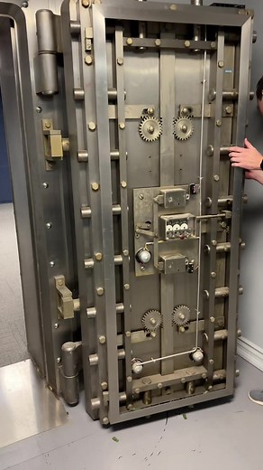 Salle de Réunion Insolite dans le Coffre Fort d'une Ancienne Banque